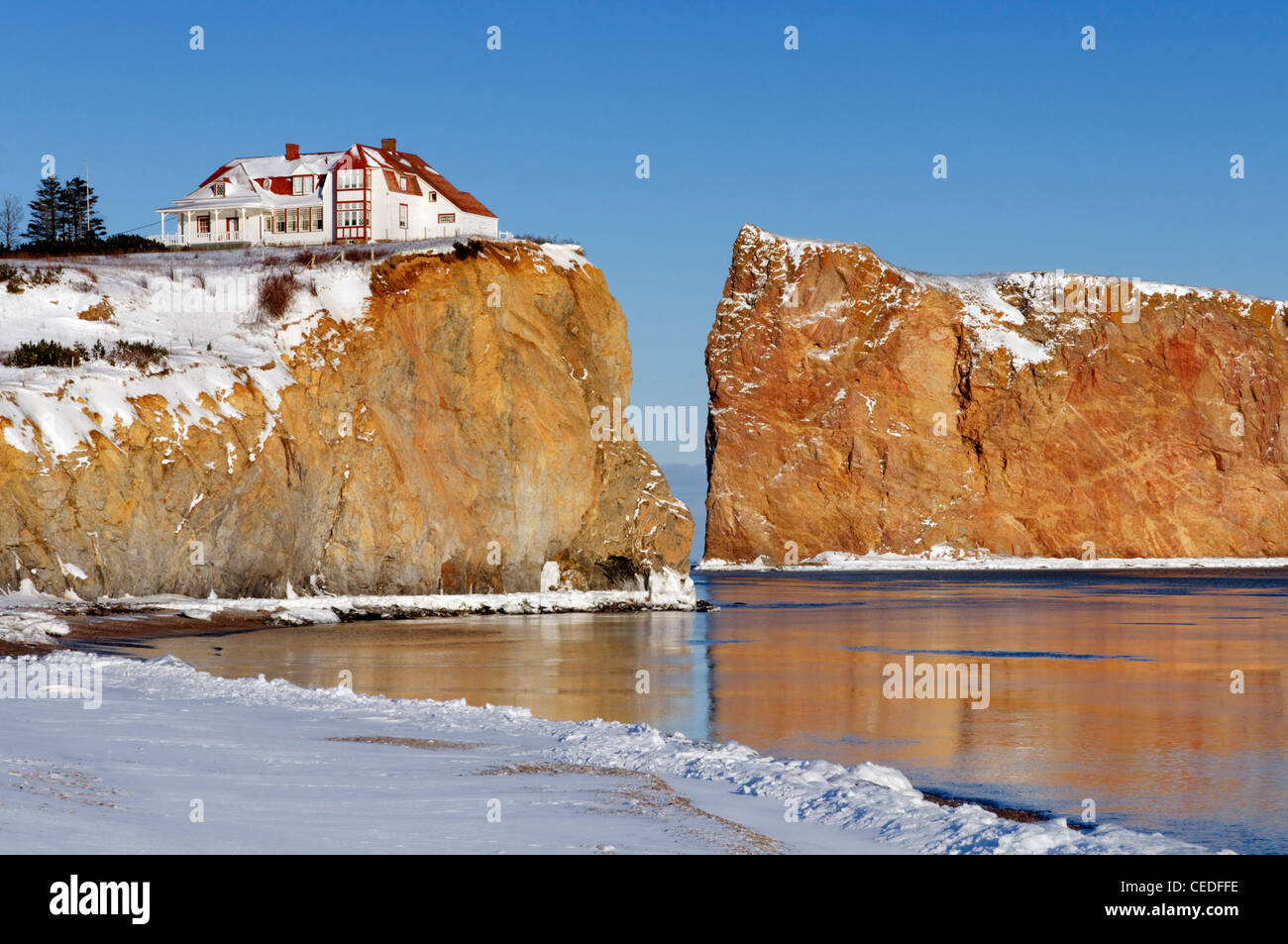 Le Rocher Perce in Perce in Gaspesie Quebec Kanada im Winter ...