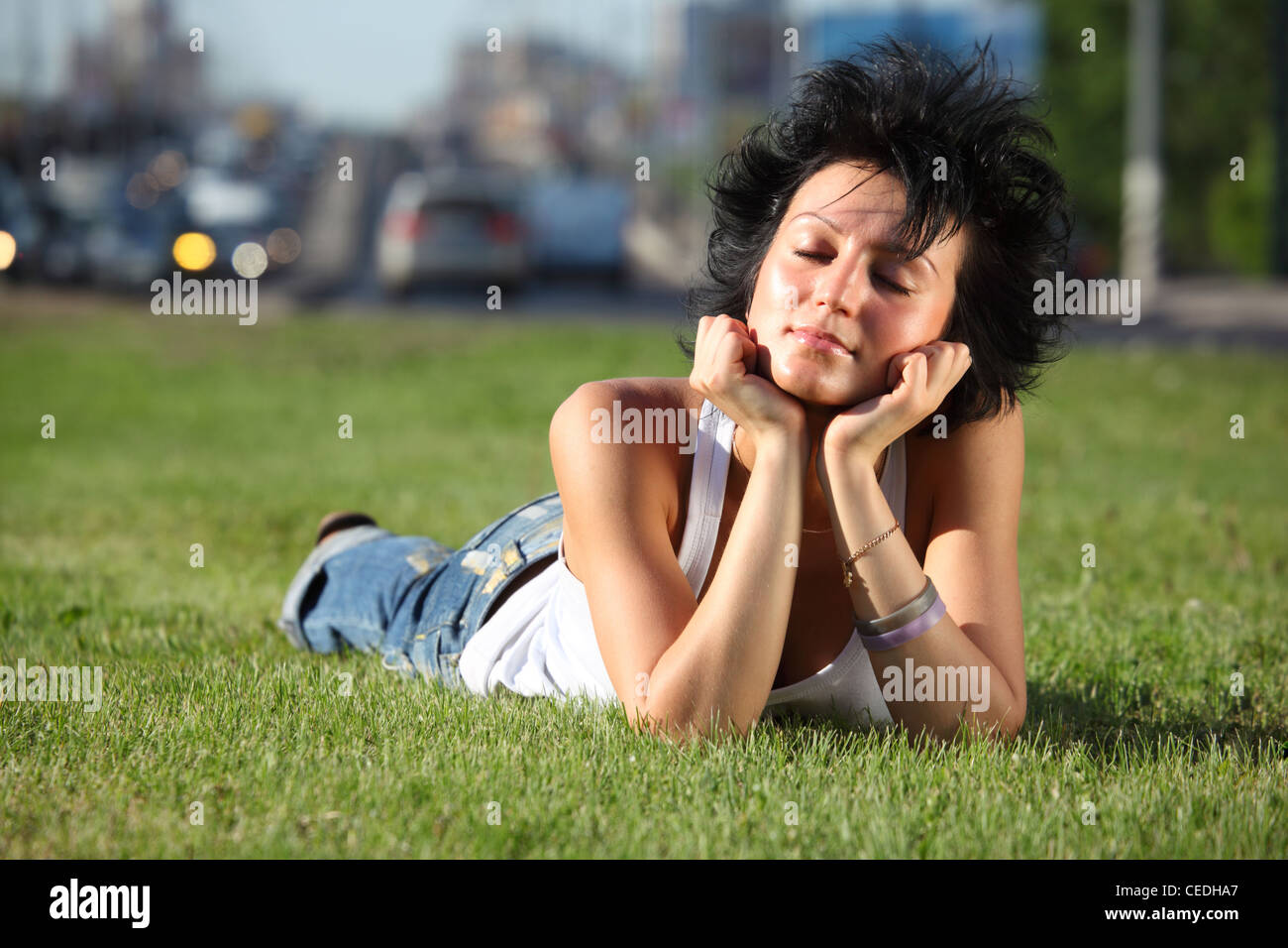 Auto auf dem rasen -Fotos und -Bildmaterial in hoher Auflösung – Alamy