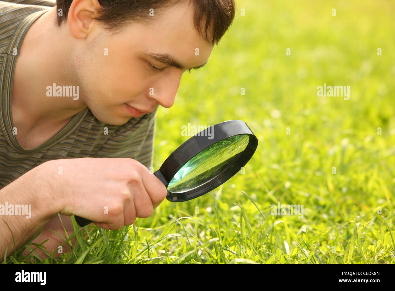 Mann schaut durch lupe -Fotos und -Bildmaterial in hoher Auflösung – Alamy