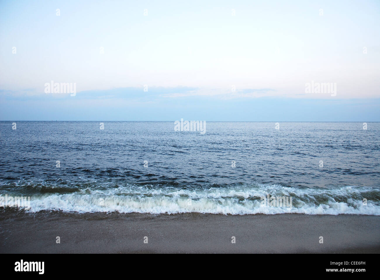 Wellen surfen strand wolken -Fotos und -Bildmaterial in hoher Auflösung ...