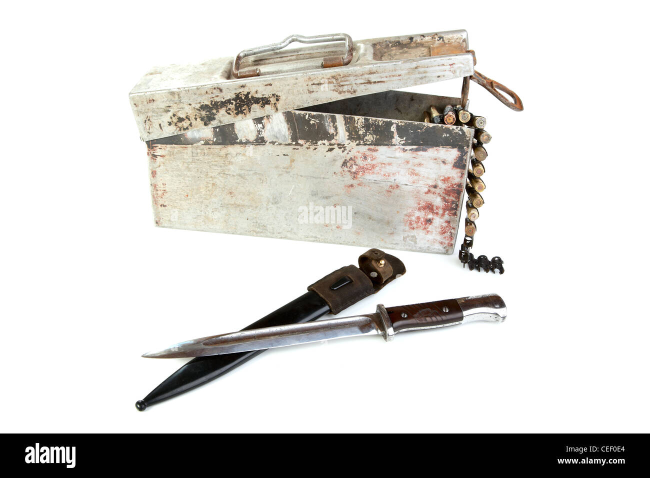 Aluminium-Koffer mit einem Maschinengewehr Band und Bajonett-Messer auf ...