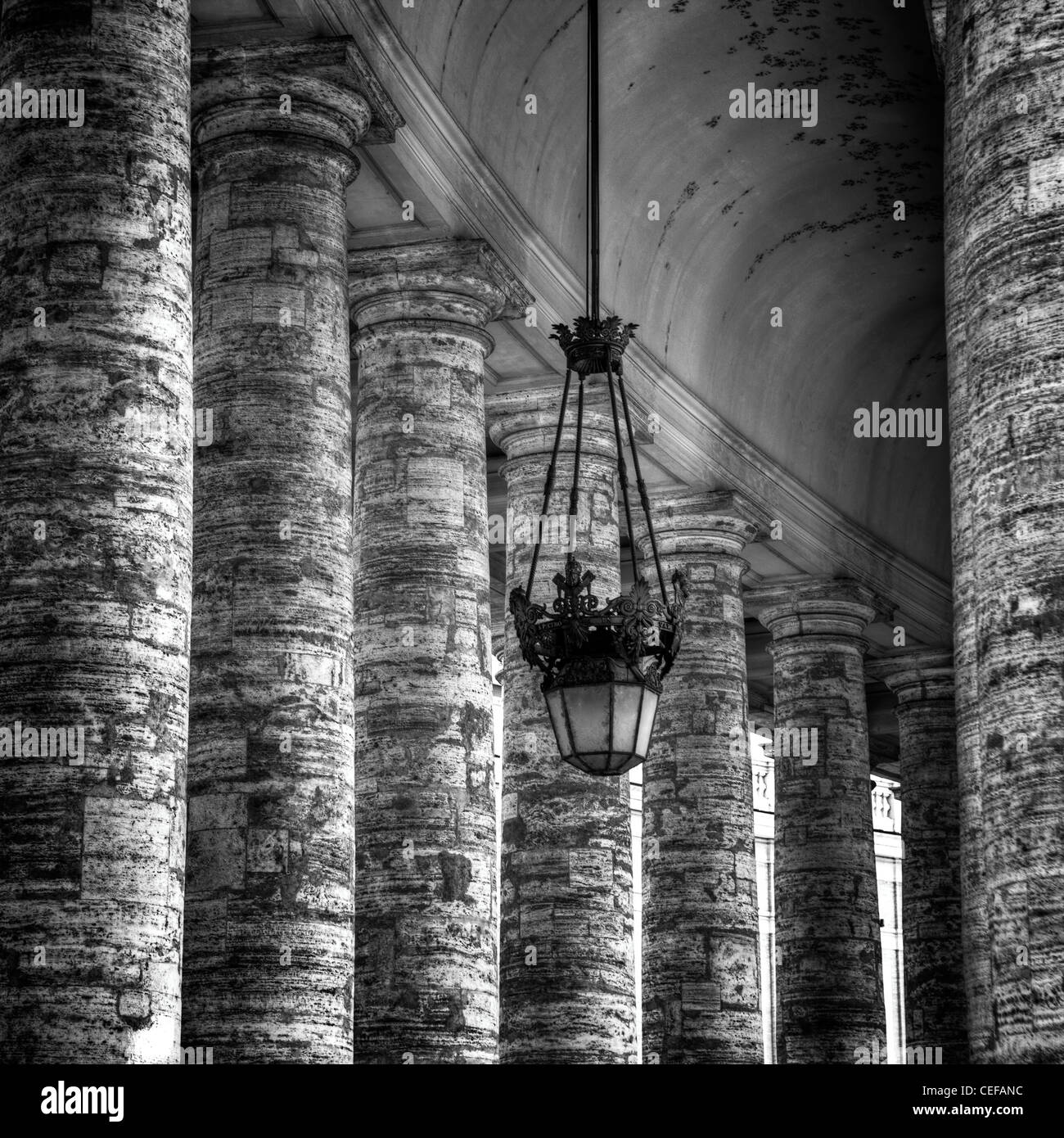 Kolonnade mit eine alte Laterne Stockfotografie - Alamy