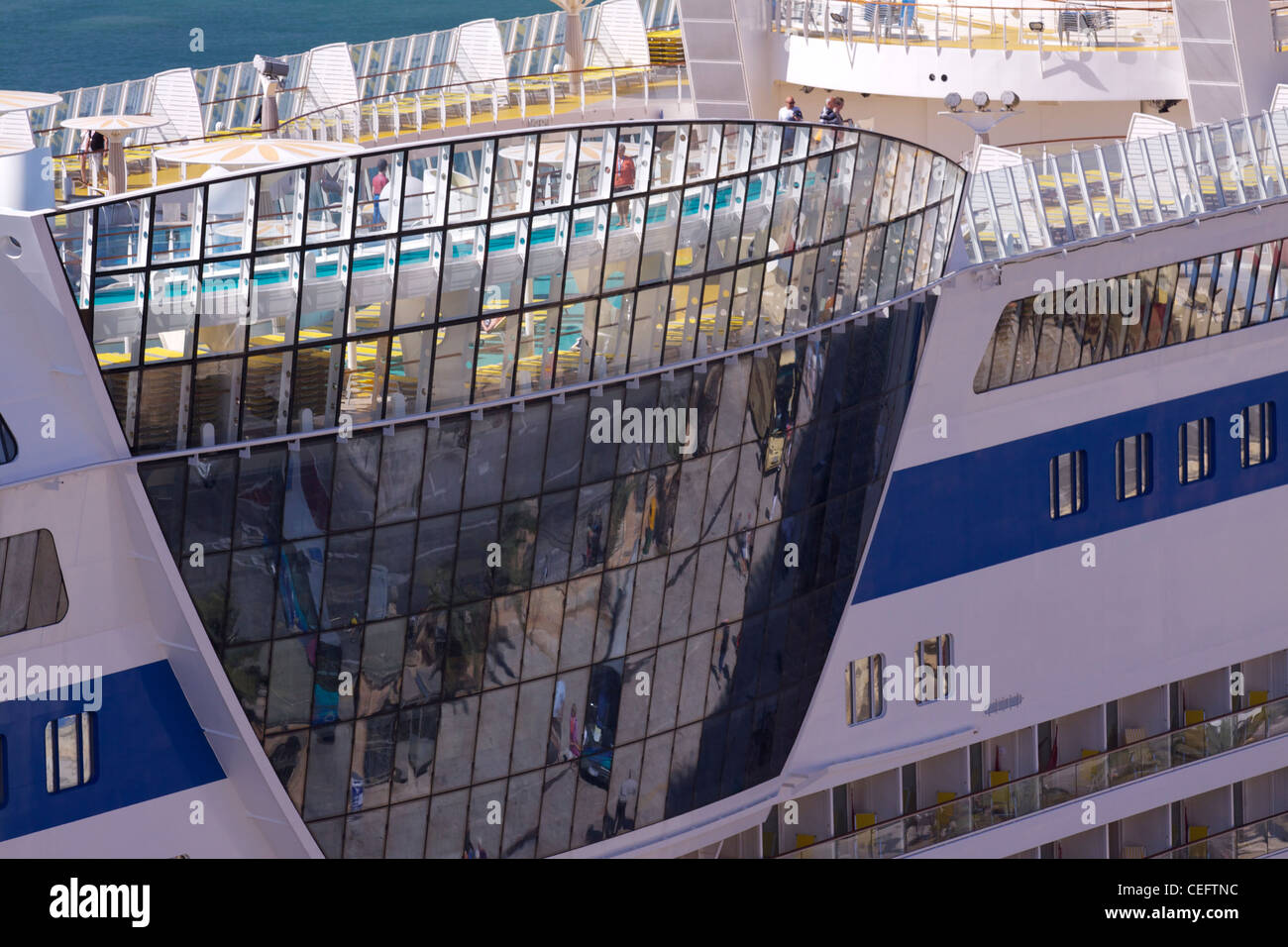 Detail der MS AIDA - Diva mit Glasfenster und Passagiere am Pool ...