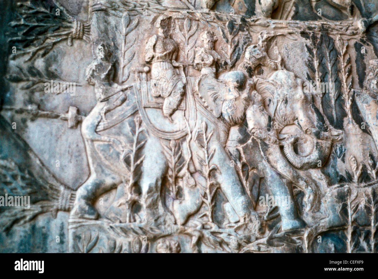 IRAN, KERMANSHAH: Relief Schnitzerei einer Wildschwein-Jagd auf ...