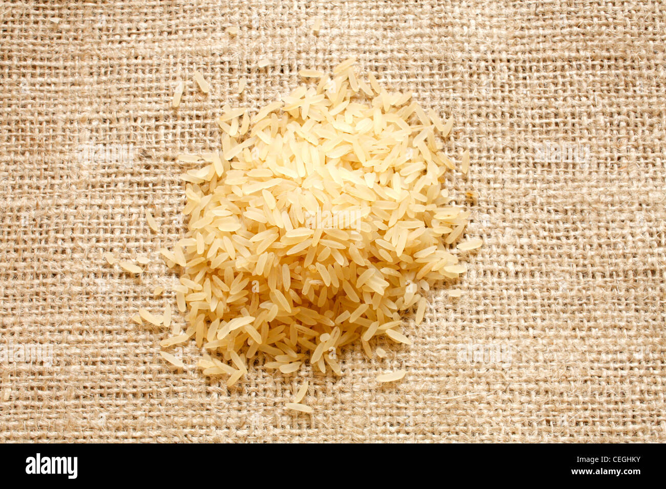 Parboiled-Reis auf eine Textur-Hintergrund Stockfotografie - Alamy