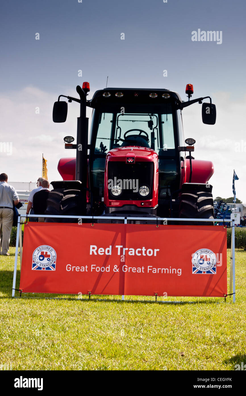 Roter traktor versichert -Fotos und -Bildmaterial in hoher Auflösung ...