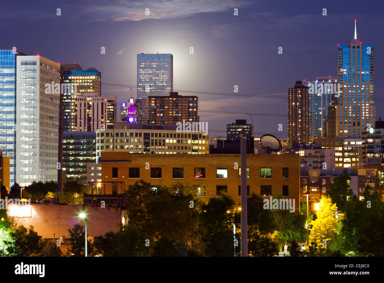 Full Moon rising hinter der Skyline von Denver Colorado in der Nacht ...