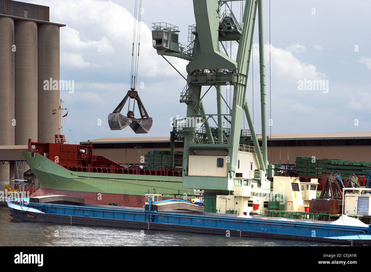 Riesigen mobilen Kran schwebt im Hafen von Antwerpen und Laden eines ...