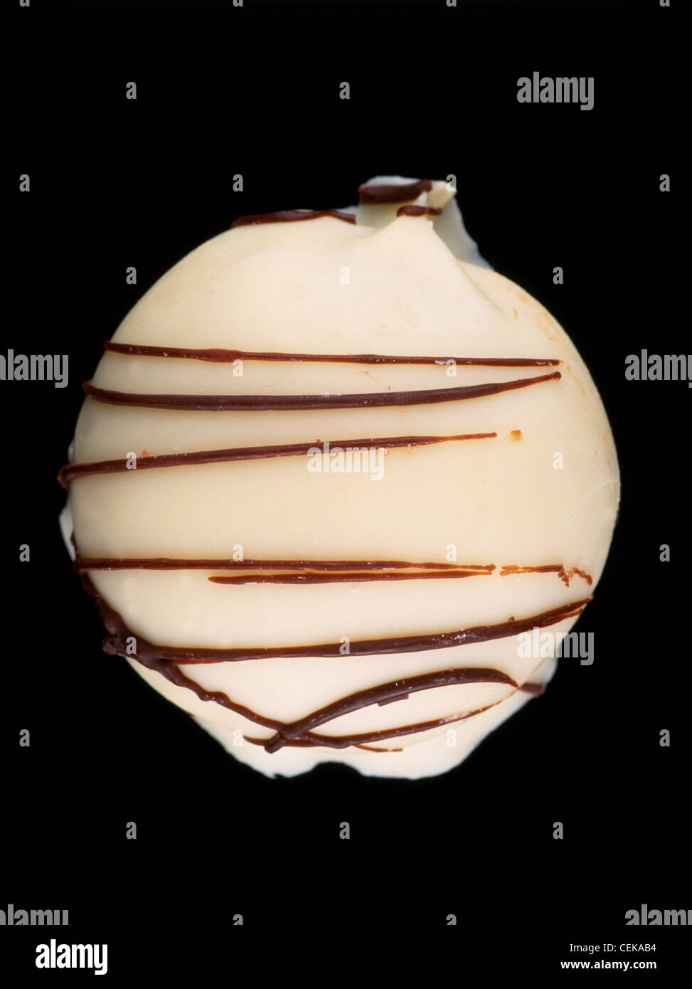 Luftaufnahme der weißen Schokolade Keks mit Milchschokolade beträufelt ...