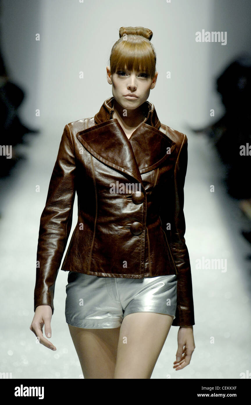 Leder hotpants -Fotos und -Bildmaterial in hoher Auflösung – Alamy