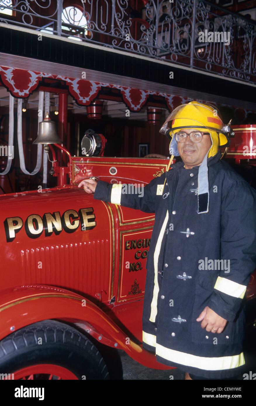 Ein Feuerwehrmann stellt in seiner Feuerwehr-Ausrüstung von einem ...
