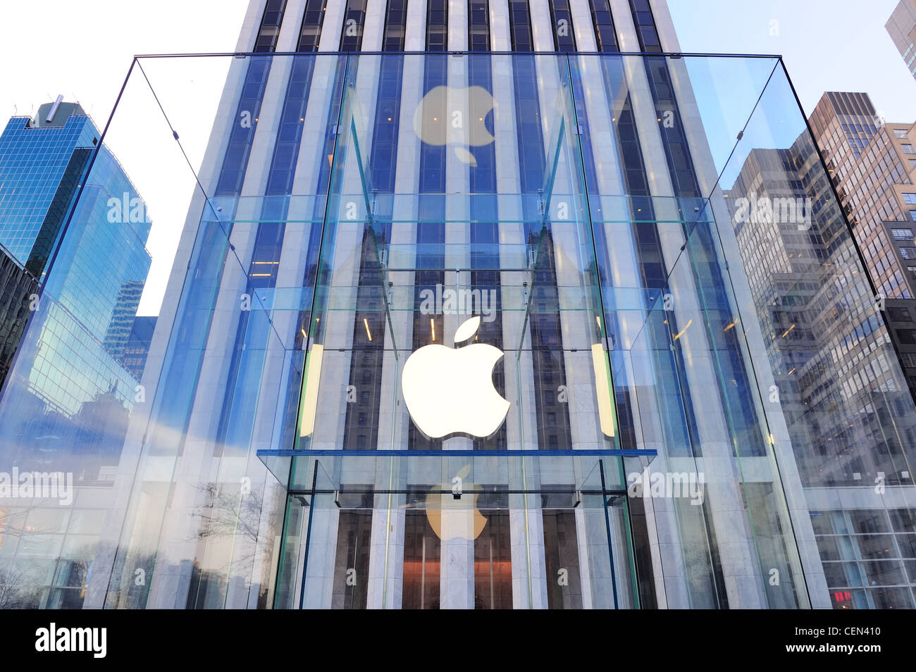 Fifth avenue apple store logo -Fotos und -Bildmaterial in hoher ...