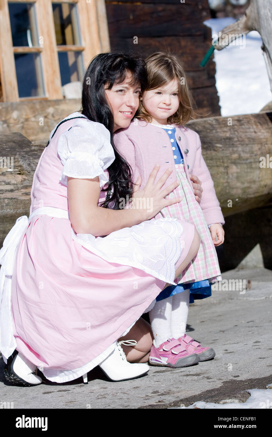 Daughter dirndl mother -Fotos und -Bildmaterial in hoher Auflösung – Alamy