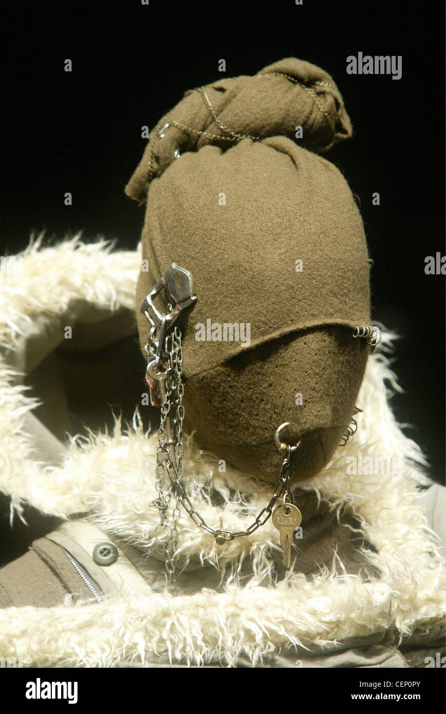 Hooded prisoner -Fotos und -Bildmaterial in hoher Auflösung – Alamy