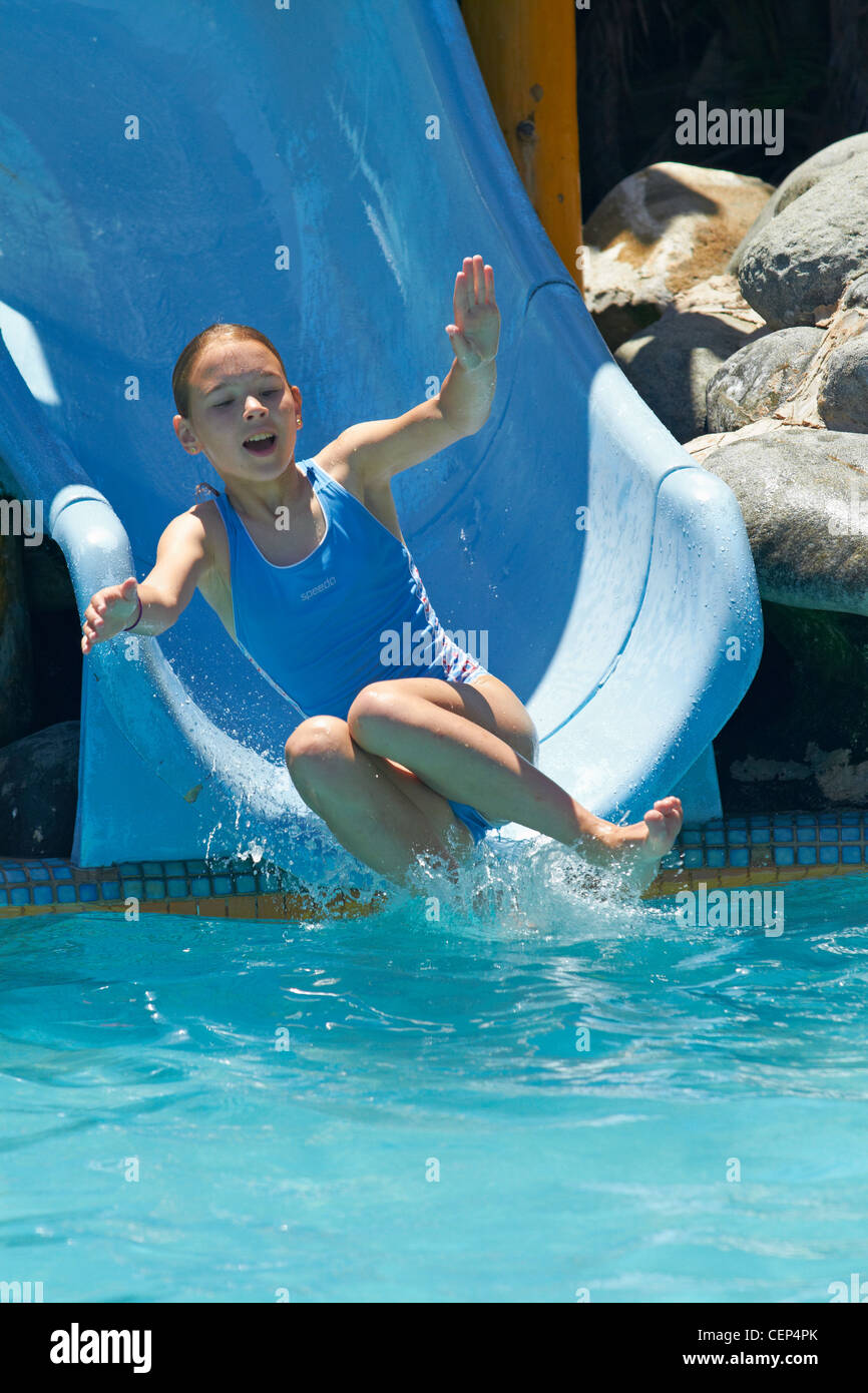 Kind auf der wasserrutsche -Fotos und -Bildmaterial in hoher Auflösung ...