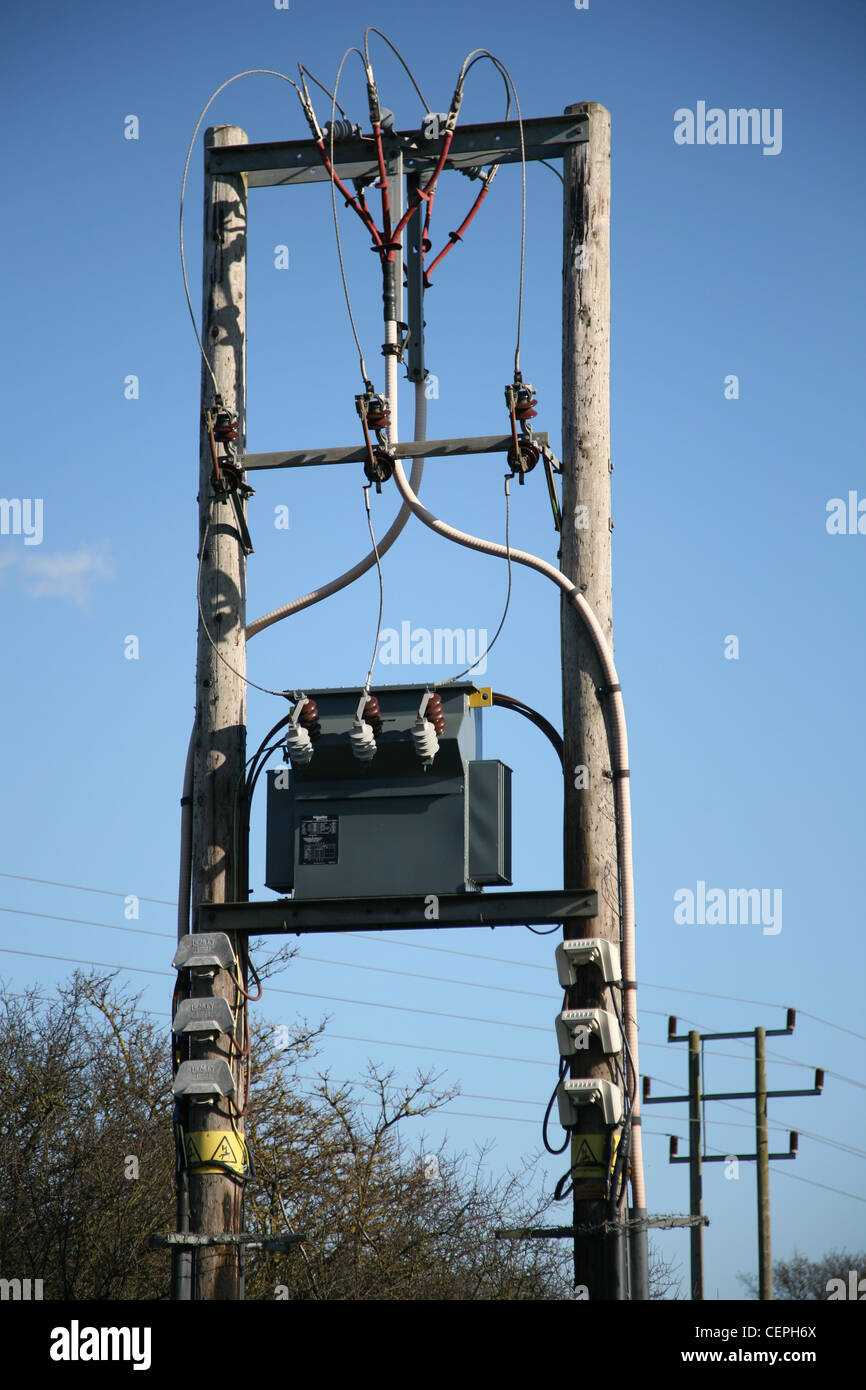 ein Mast montierten Strom Transformator Stockfotografie - Alamy