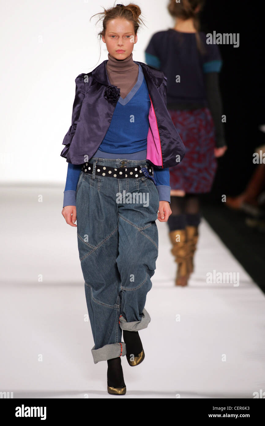 Russische Model Polina Kouklina beschnitten satin Jacke und hohe Taille ...