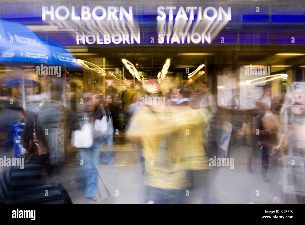 Holborn u-Bahnstation an der Hauptverkehrszeit. Die Station wurde durch ...