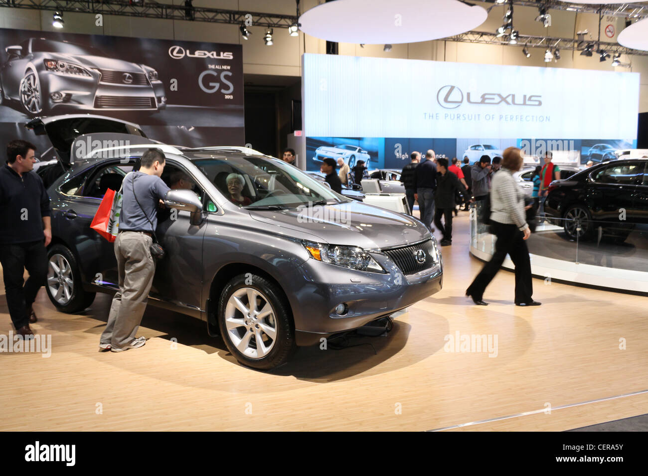 Lexus car showroom -Fotos und -Bildmaterial in hoher Auflösung – Alamy