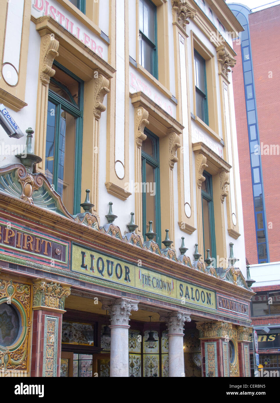 Die Krone-Bar an der Great Victoria Street in Belfast Nordirland ...