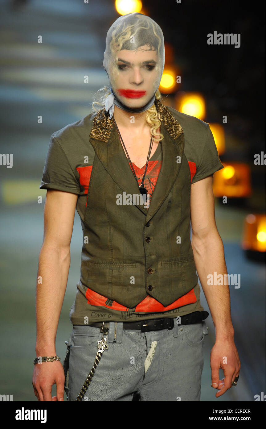 John Galliano Paris bereit, tragen Sie Lippenstift verschmiert ...