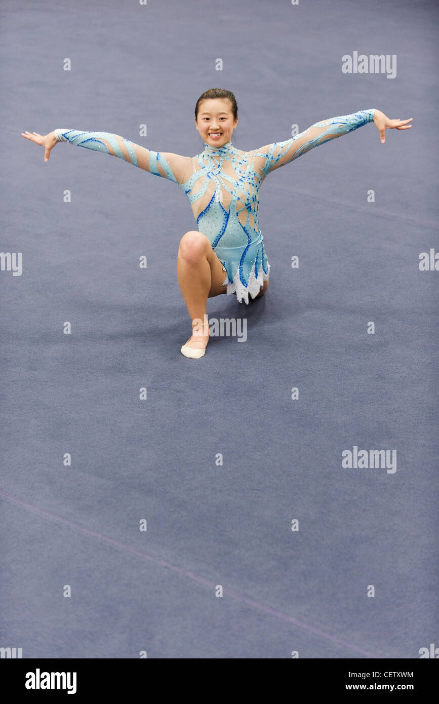 Weibliche Turnerin Durchführung Boden routine Stockfotografie - Alamy
