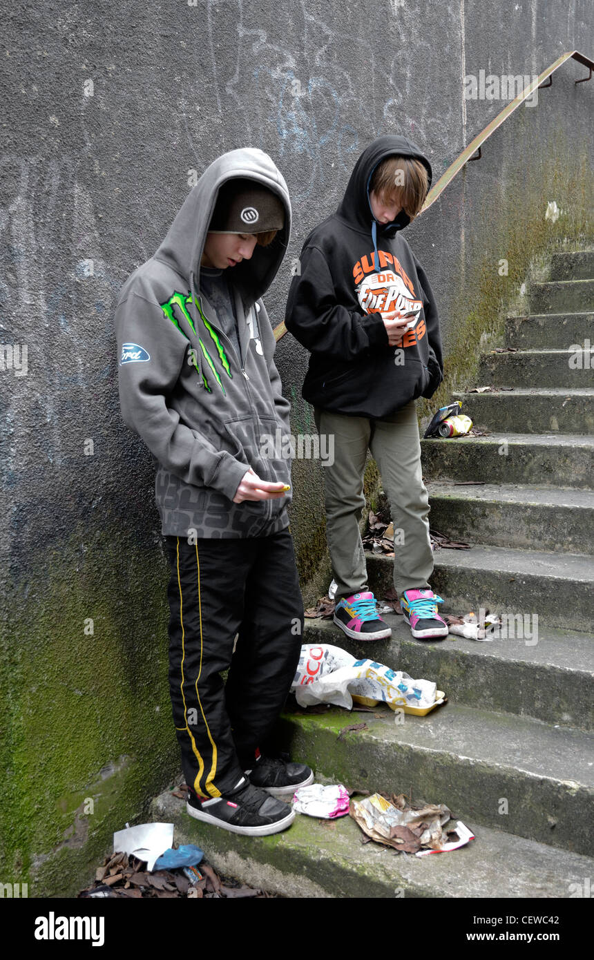Zwei Jungs im Teenageralter Kurzmitteilungen Stockfotografie - Alamy