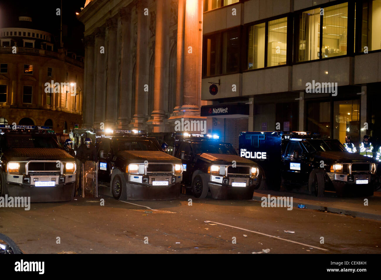 Finanzielle Narren Tag in der Stadt. Demonstranten auf die Straße gehen ...