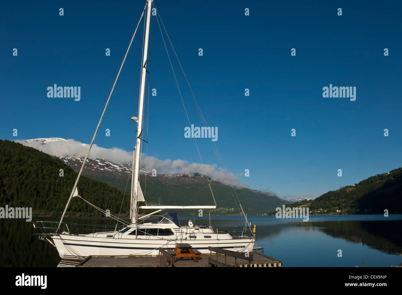 Lake loen fjord -Fotos und -Bildmaterial in hoher Auflösung – Alamy