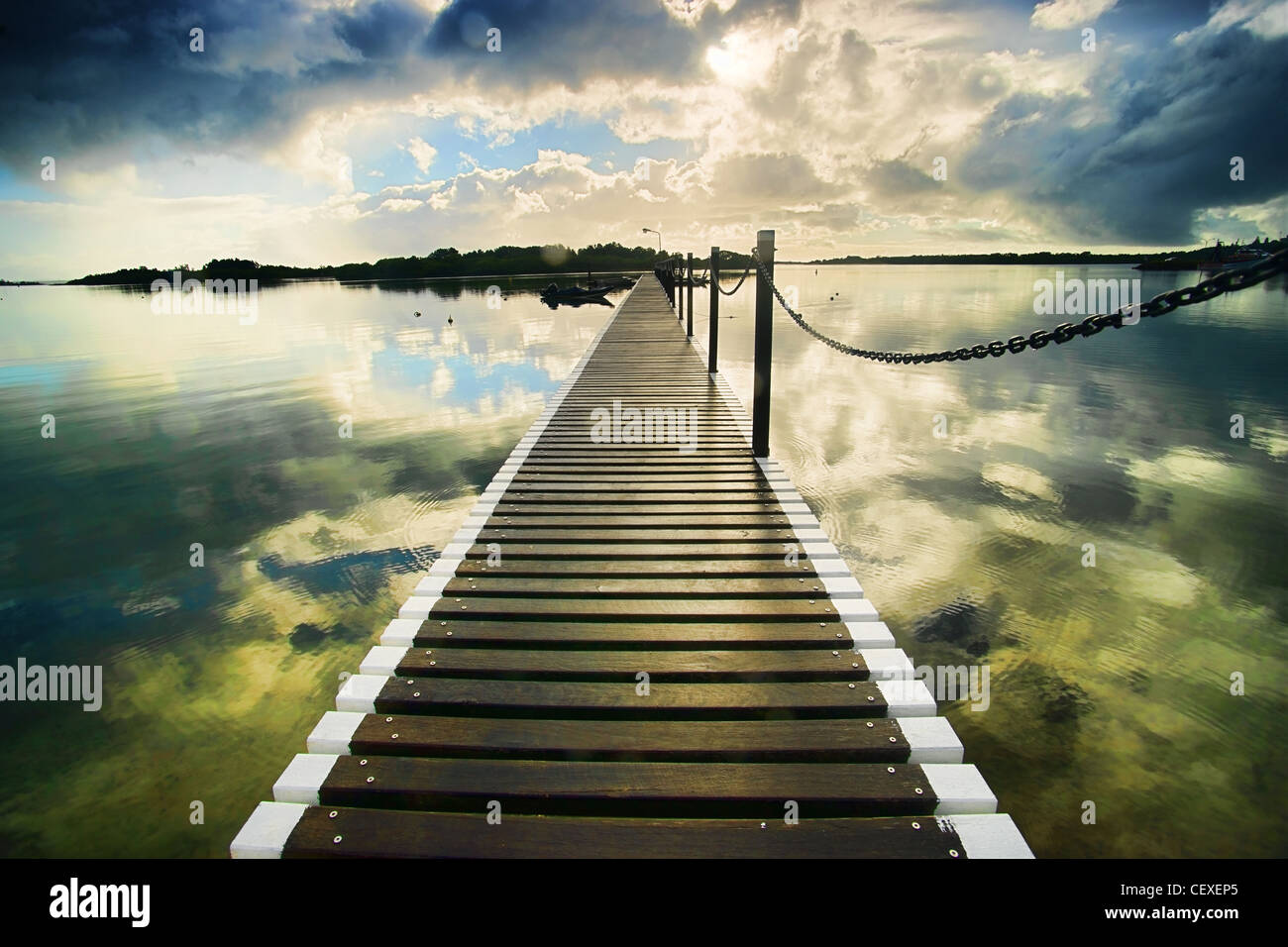 Ponton Steg streckt ins Wasser in yamba Stockfotografie - Alamy