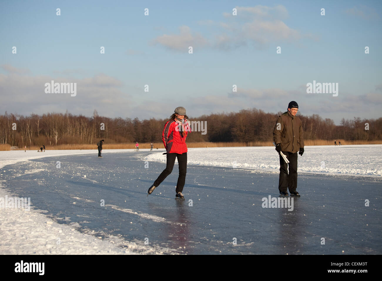 Eislaufen auf gefrorenem see -Fotos und -Bildmaterial in hoher ...