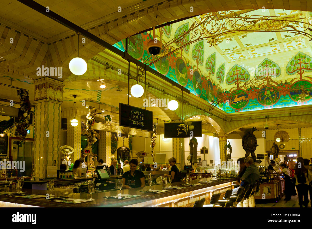 Inside harrods -Fotos und -Bildmaterial in hoher Auflösung – Alamy