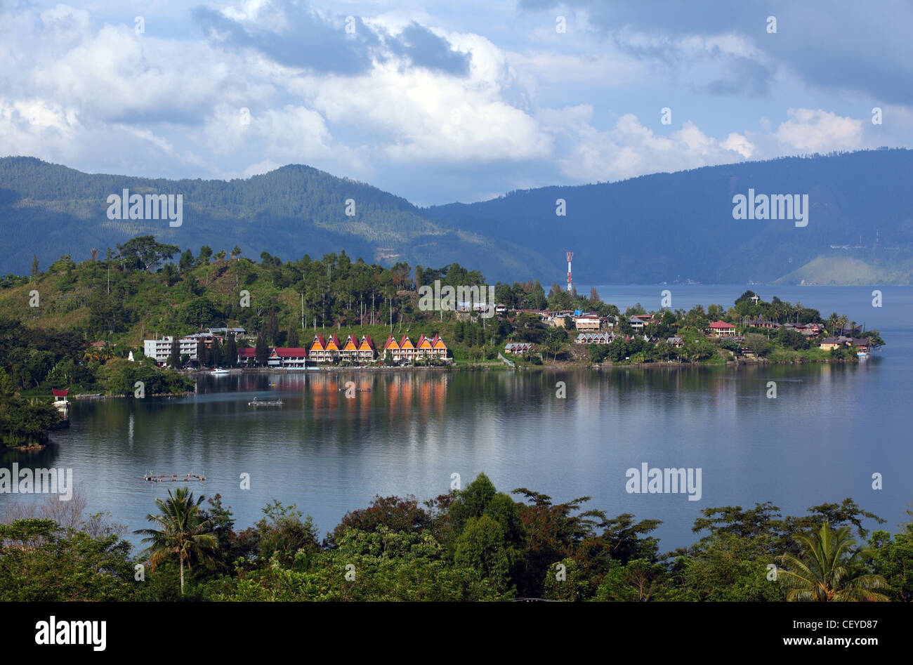 Ansicht von Tuktuk. Samosir Island, Lake Toba, North Sumatra, Sumatra ...
