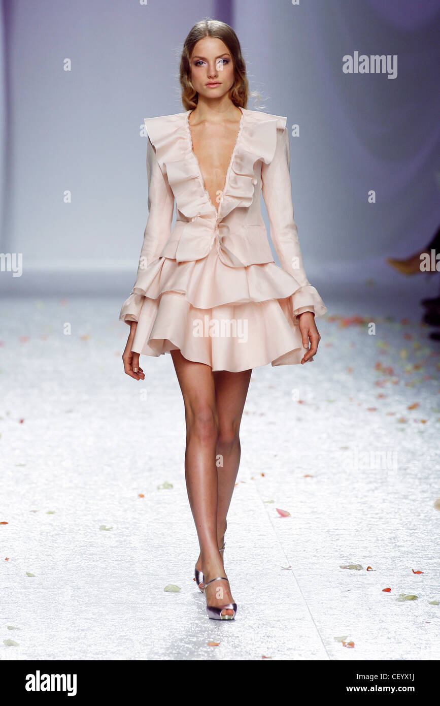 Kurzer minirock -Fotos und -Bildmaterial in hoher Auflösung – Alamy