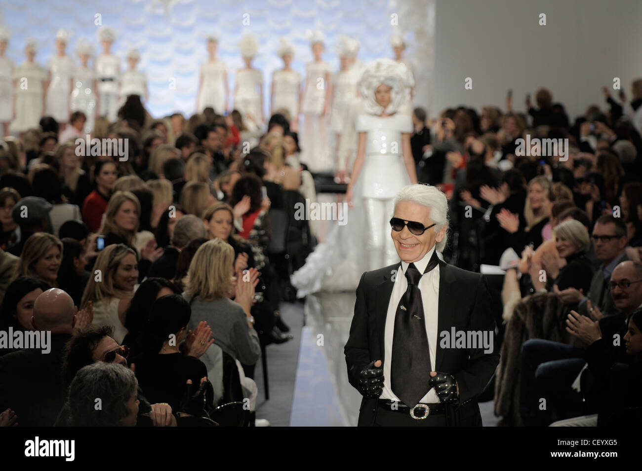 Chanel Paris Haute Couture Frühjahr Sommer deutsche Designer Karl ...