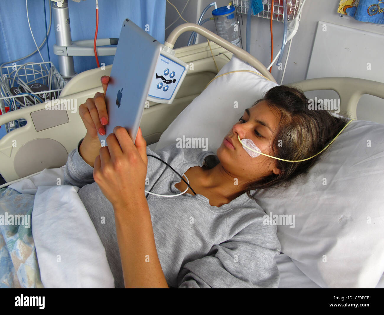 Ein junges Mädchen mit Anorexie mit einem iPad im Krankenhaus ...