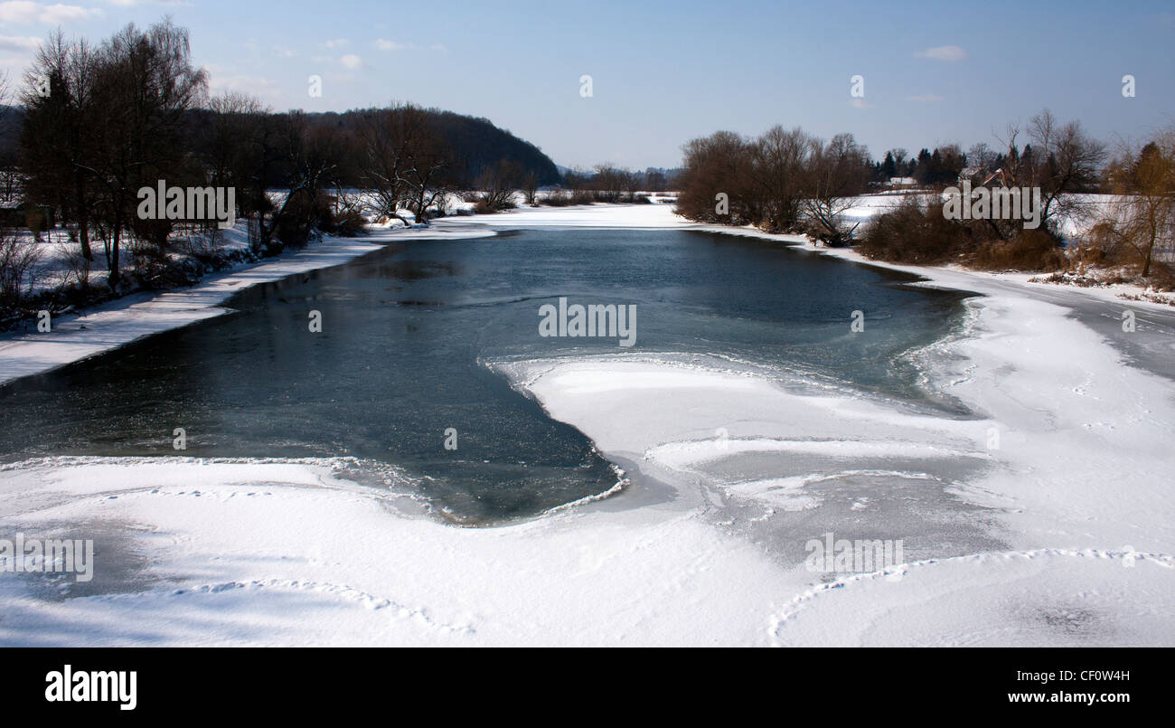 Gefrorenes wasser im fluss -Fotos und -Bildmaterial in hoher Auflösung – Alamy