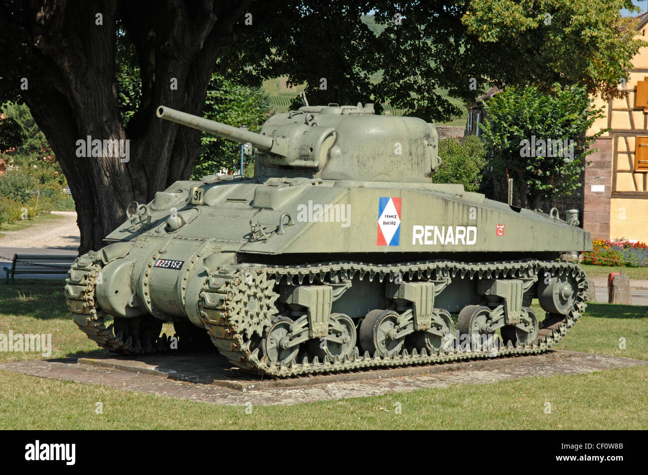 Sherman-Panzer Typ M4/A4 WW2 auf das Kriegerdenkmal in Kientzheim im ...