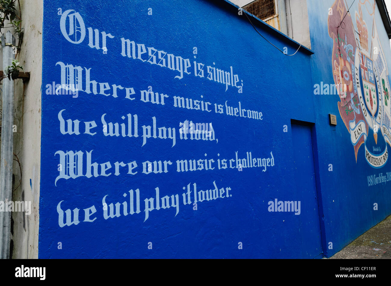 Laute musik spielen -Fotos und -Bildmaterial in hoher Auflösung – Alamy