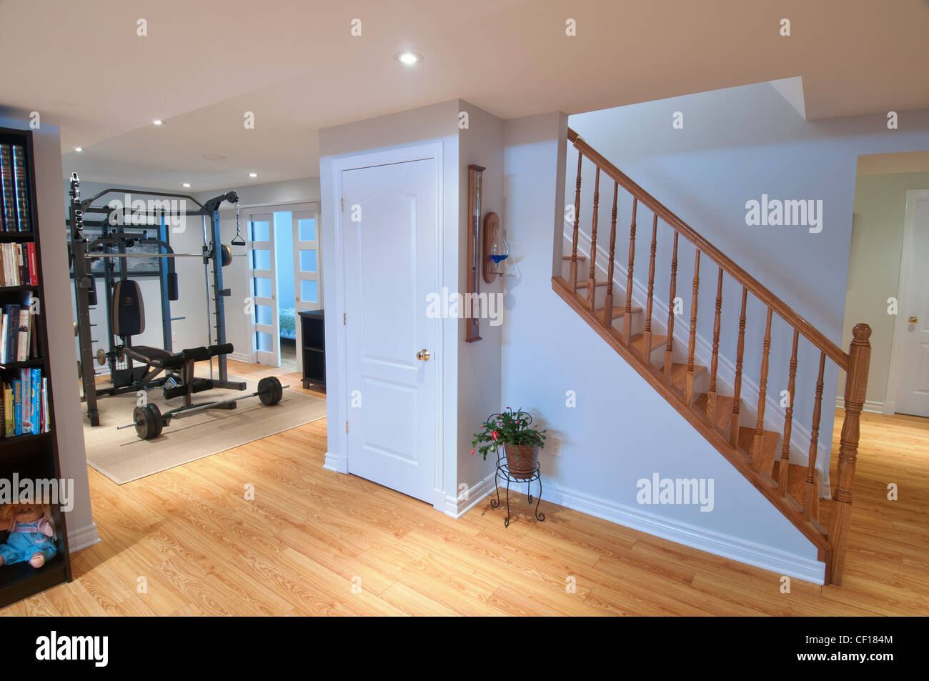 Fitness-Studio in Luxus-Wohn-Keller Stockfotografie - Alamy