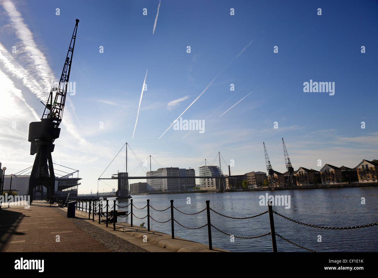 Verfallene Krane stehen als eine Erinnerung an die Vergangenheit am ...