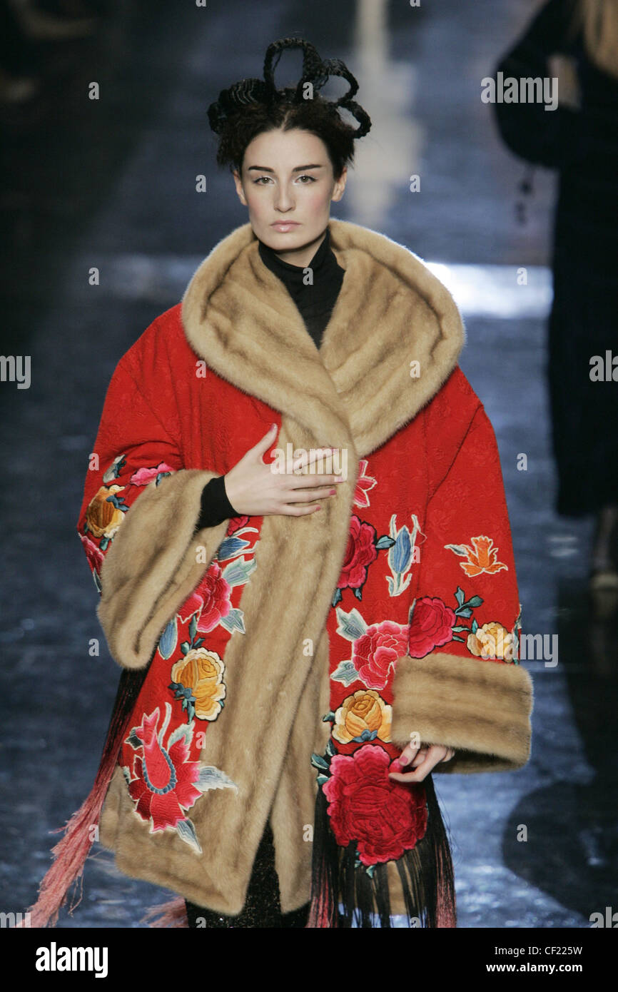Jean Paul Gaultier Paris, Haute Couture A W Model Erin OConnwearing rot ...