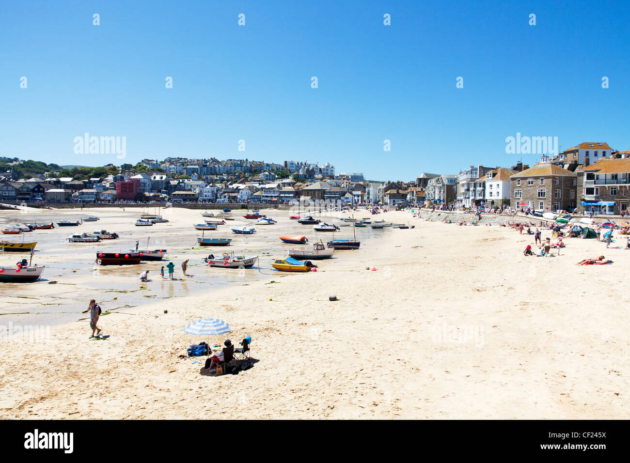 St. Ives, Cornwall, England Meer Küste Bucht mit Booten und Geschäfte ...
