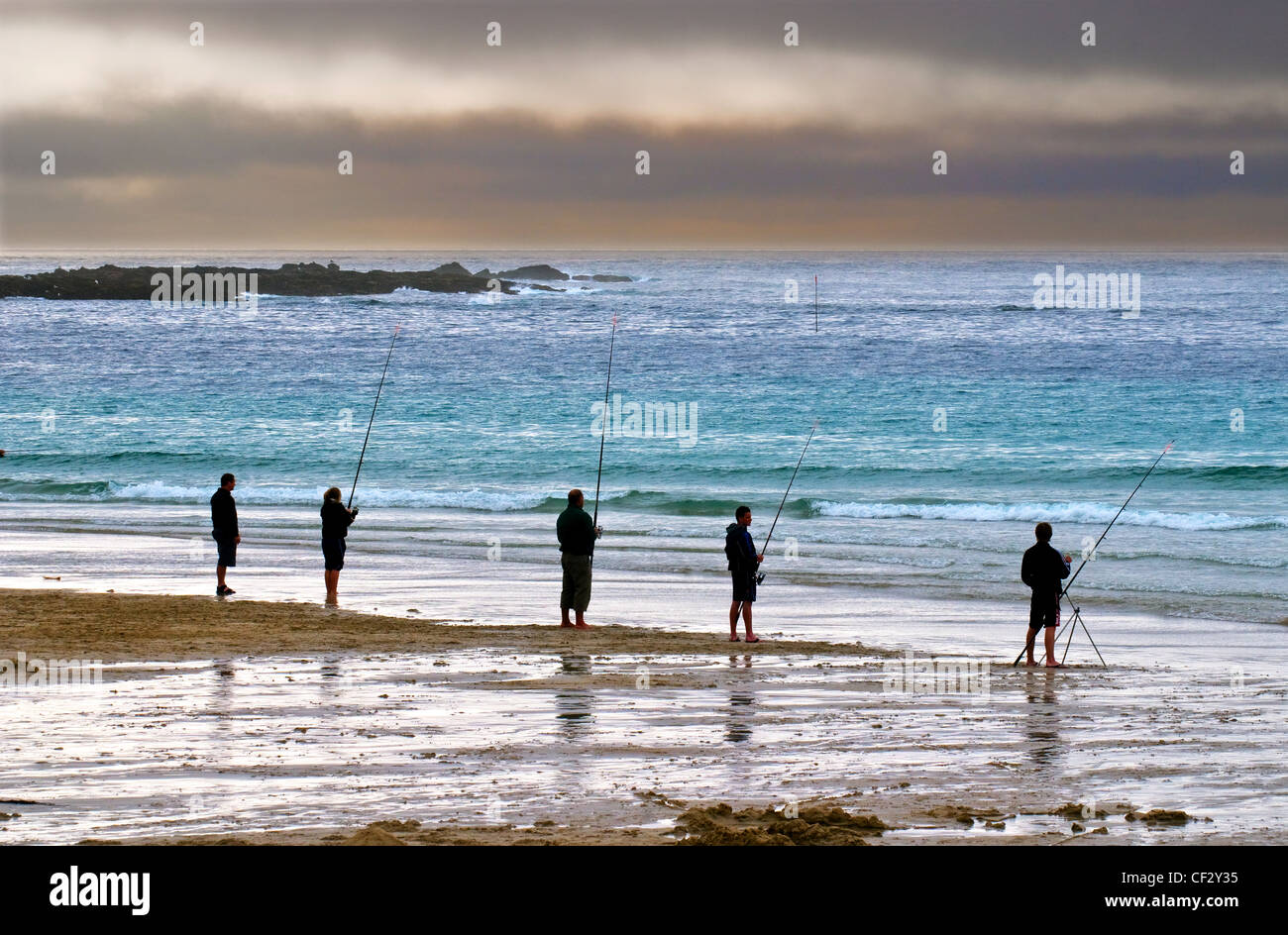 Angeln vom strand aus -Fotos und -Bildmaterial in hoher Auflösung – Alamy