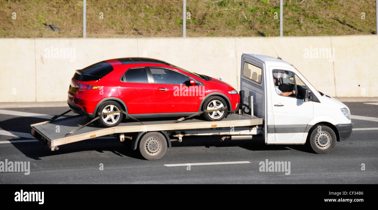 Weiß nicht markierten pickup Lkw Lkw Auto transporter mit roten Auto ...