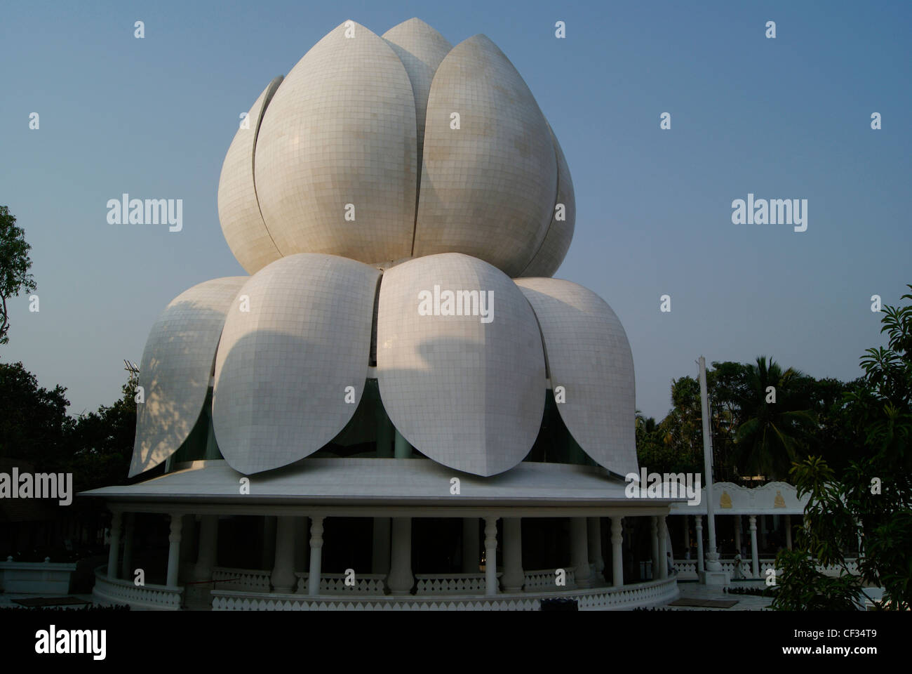 Weiße Marmor Lotus Tempel Parnasala Mandir in Santhigiri Ashram in ...