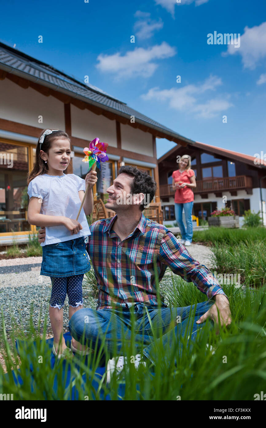 Familie vor Lehner-Energie-Haus, Poing, Bayern, Deutschland, Europa ...