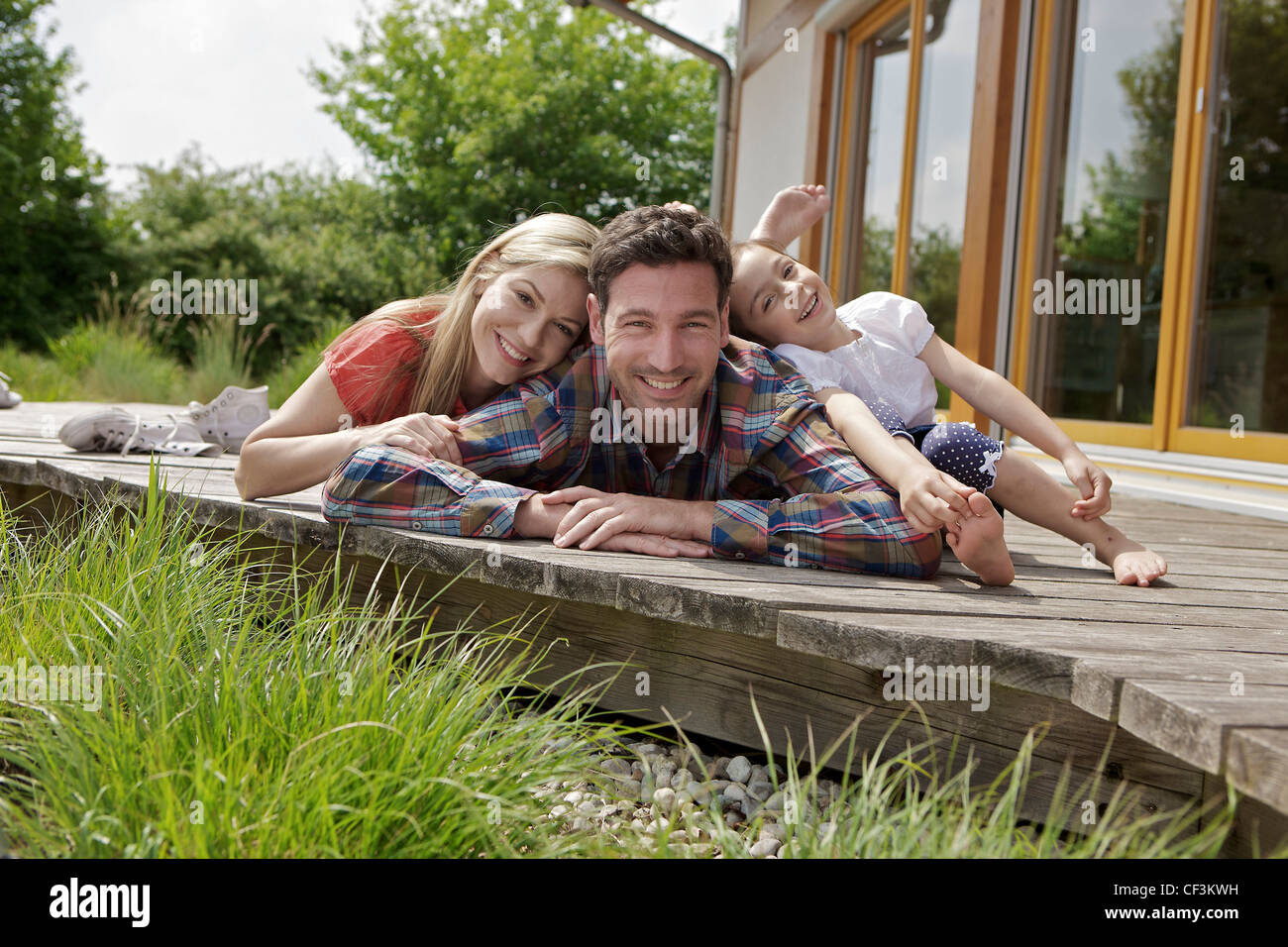 Familie vor Lehner-Energie-Haus, Poing, Bayern, Deutschland, Europa ...