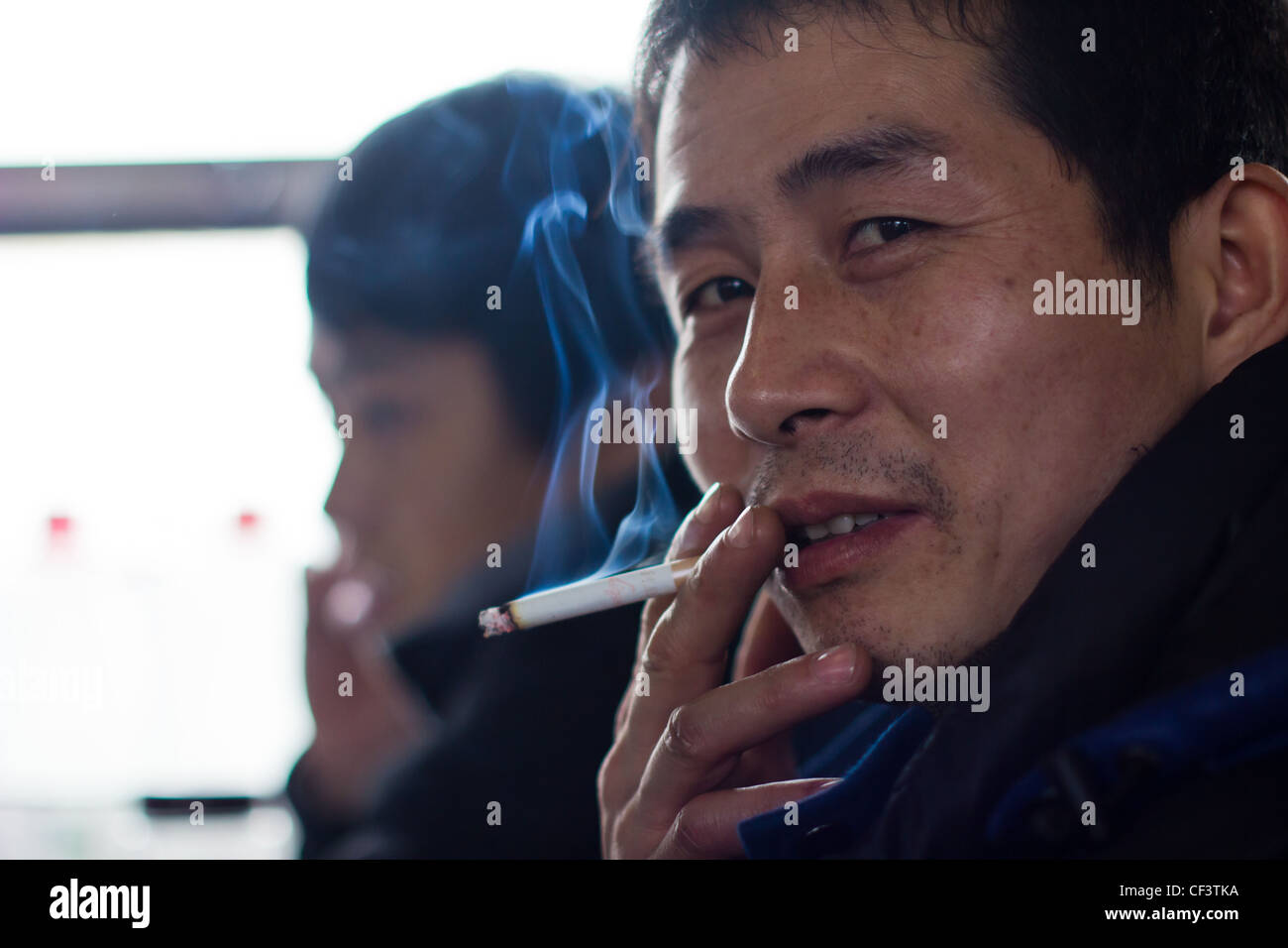 Rauchen in einem zug -Fotos und -Bildmaterial in hoher Auflösung – Alamy
