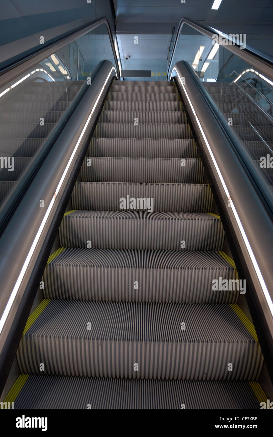 Rolltreppe und rolltreppe -Fotos und -Bildmaterial in hoher Auflösung ...